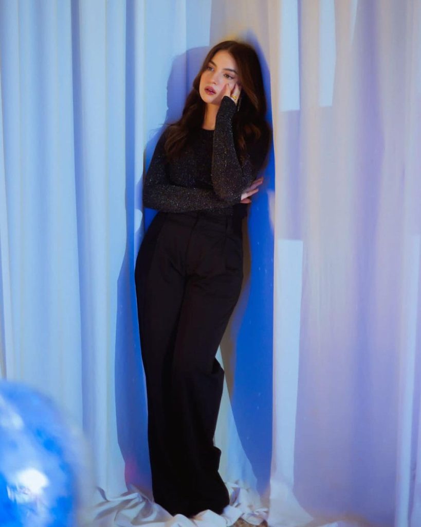 Dananeer Mobeen's Glamorous Statement With Elegance in Viral Portraits ...