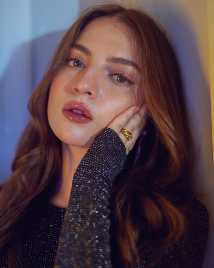Dananeer Mobeen's Glamorous Statement With Elegance in Viral Portraits ...