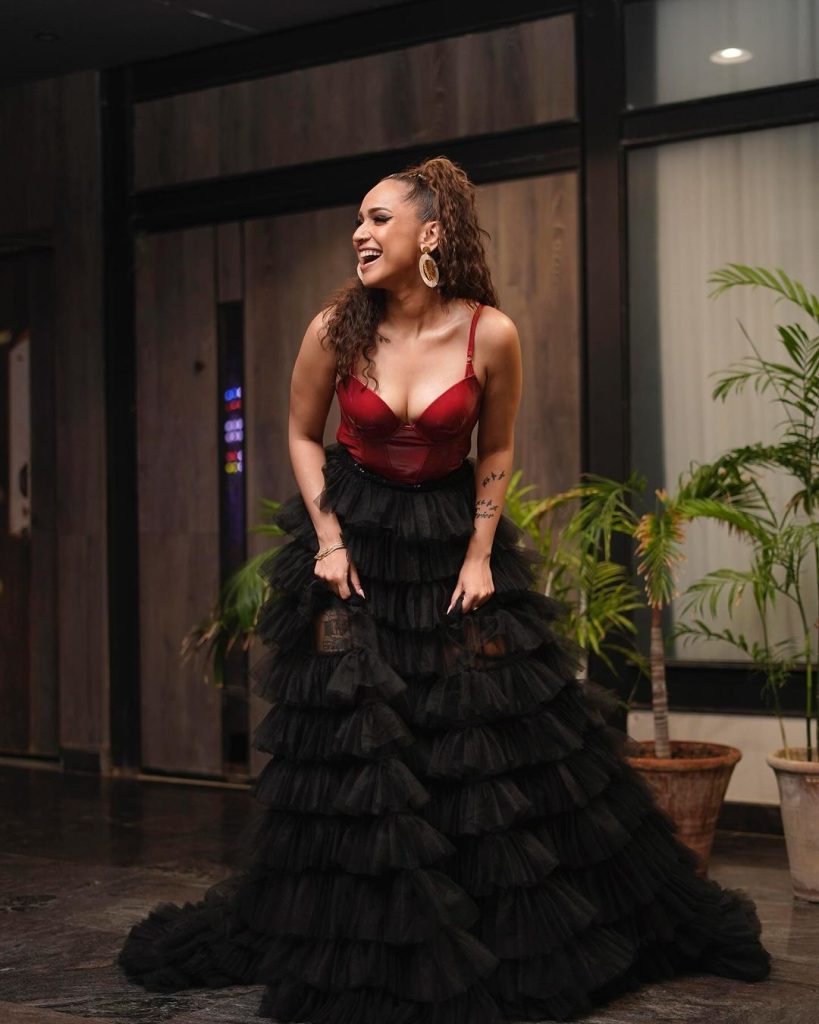 Faryal Mehmood Turns Heads in a Fiery Ensemble: Promoting "Wakhri" with ...