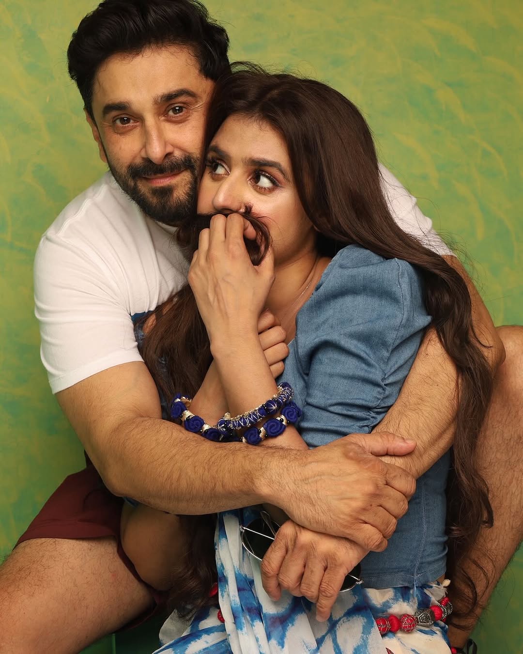 Hira Mani Celebrate 17th Anniversary With Cute Photoshoot