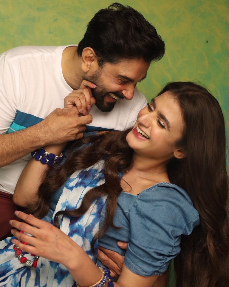 Hira Mani Celebrate 17th Anniversary With Cute Photoshoot