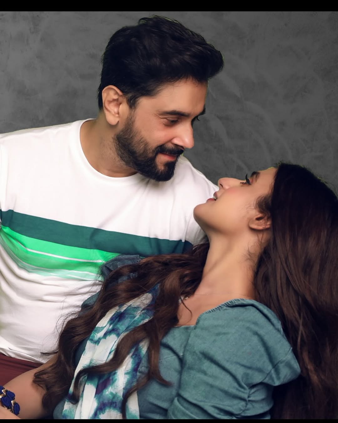 Hira Mani Celebrate 17th Anniversary With Cute Photoshoot