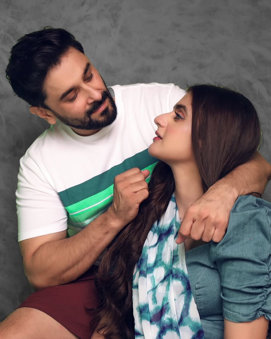 Hira Mani Celebrate 17th Anniversary With Cute Photoshoot
