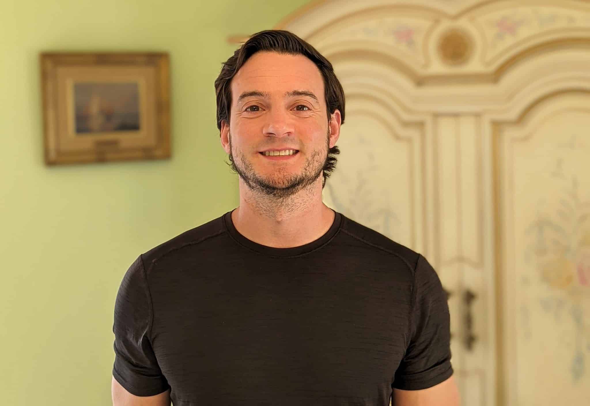 Young Businessman Shares How He Makes $45,000 a Month Without a Job